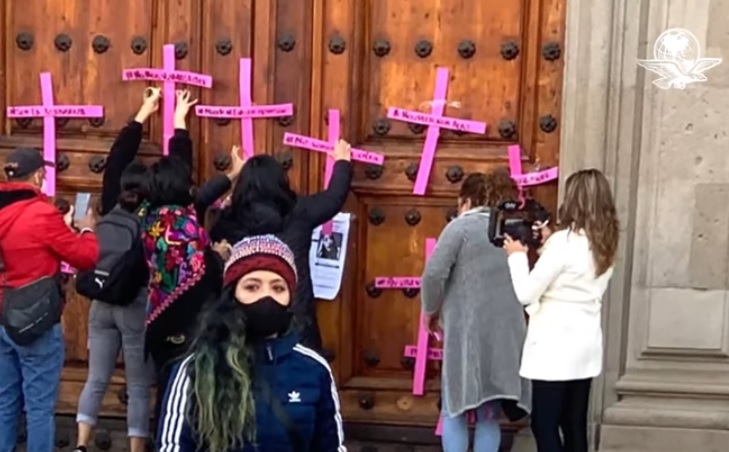 Burlan vallas de Palacio Nacional y colocan cruces en Puerta Mariana ...