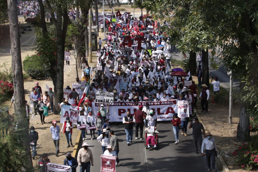 Marchas anti y pro-AMLO se encuentran en la ciudad de Puebla