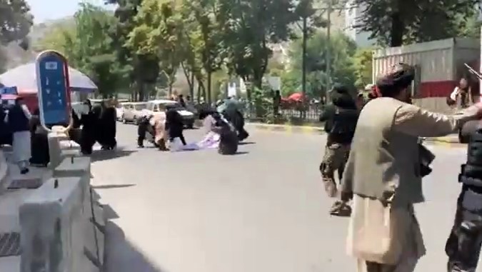 Talibanes Disparan Al Aire Para Dispersar Manifestación De Mujeres En