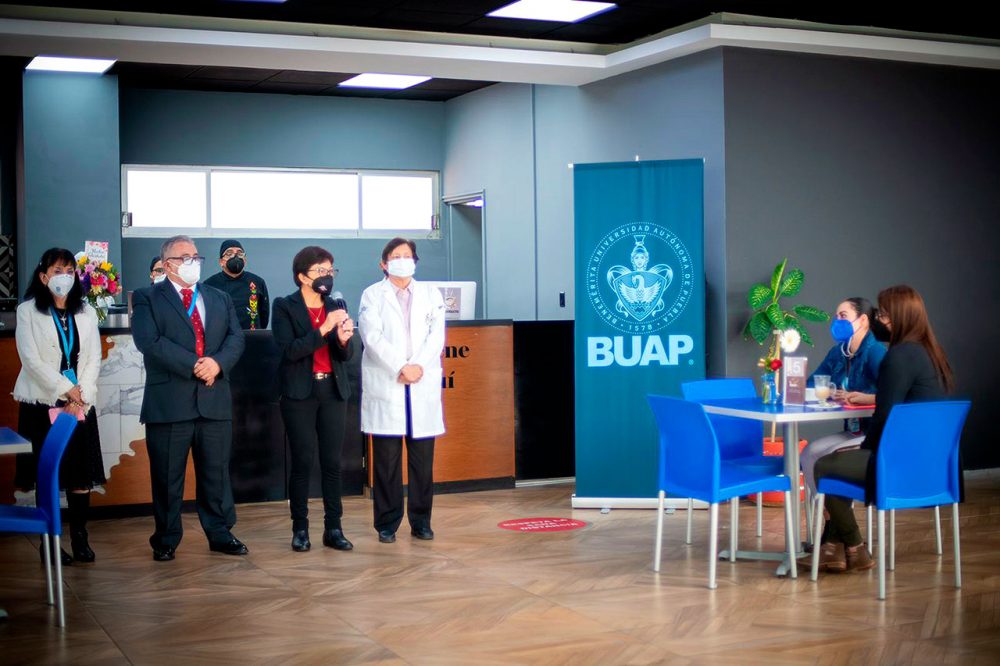La rectora de la BUAP, Lilia Cedillo, inaugura la cafetería del Hospital Universitario - Reto Diario