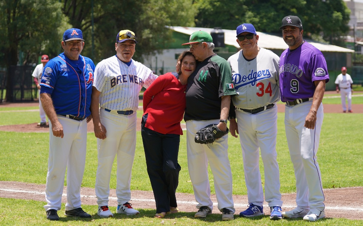 AMLO juega beisbol con Vinny, Valenzuela e Higuera