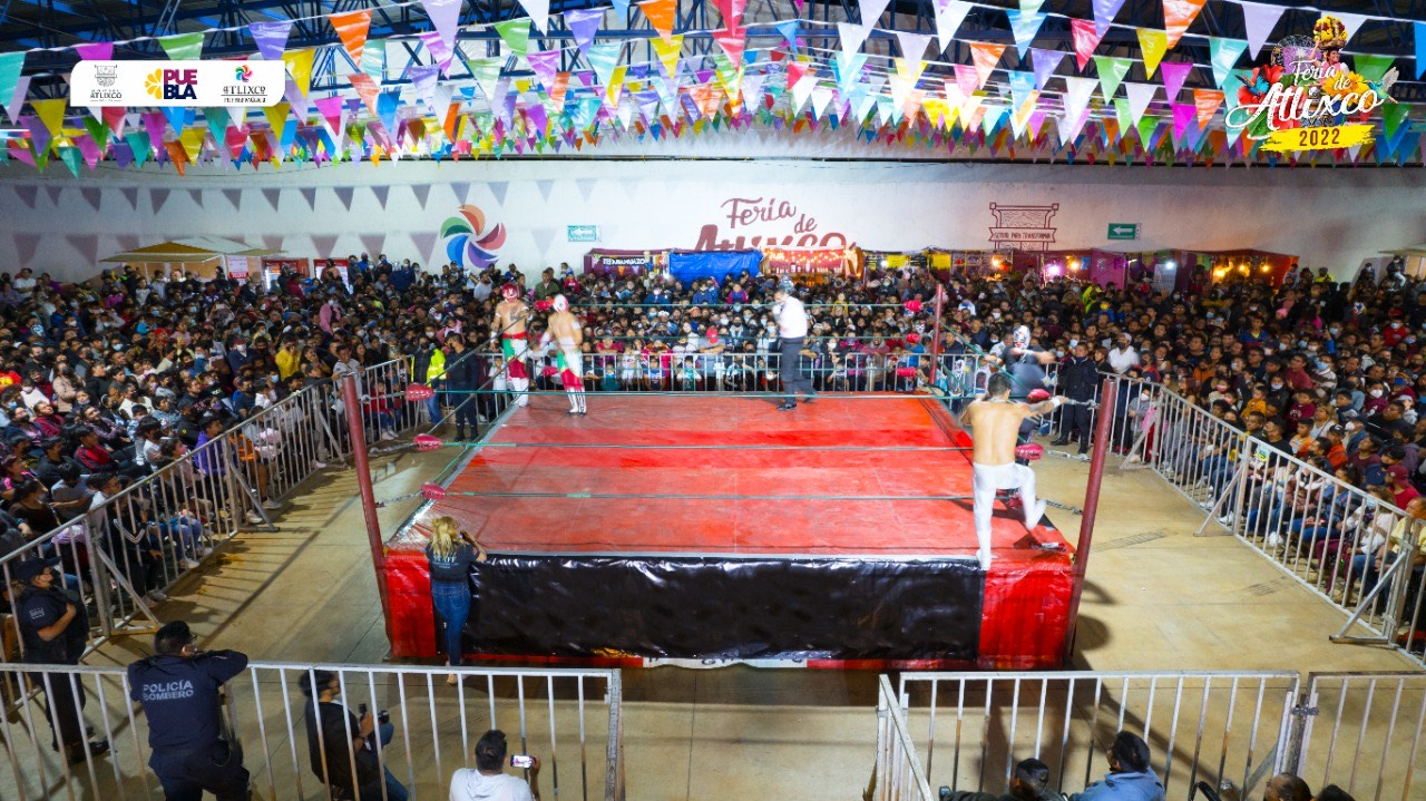 Miles de personas disfrutan de la Feria de Atlixco, ayer se vivió la emoción de la lucha libre ...