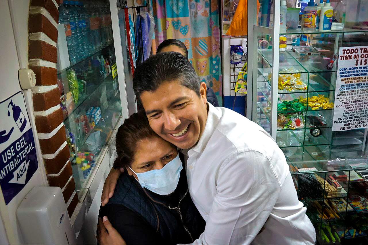 Eduardo Rivera entrega el cheque 950 del programa ‘Créditos Contigo ...