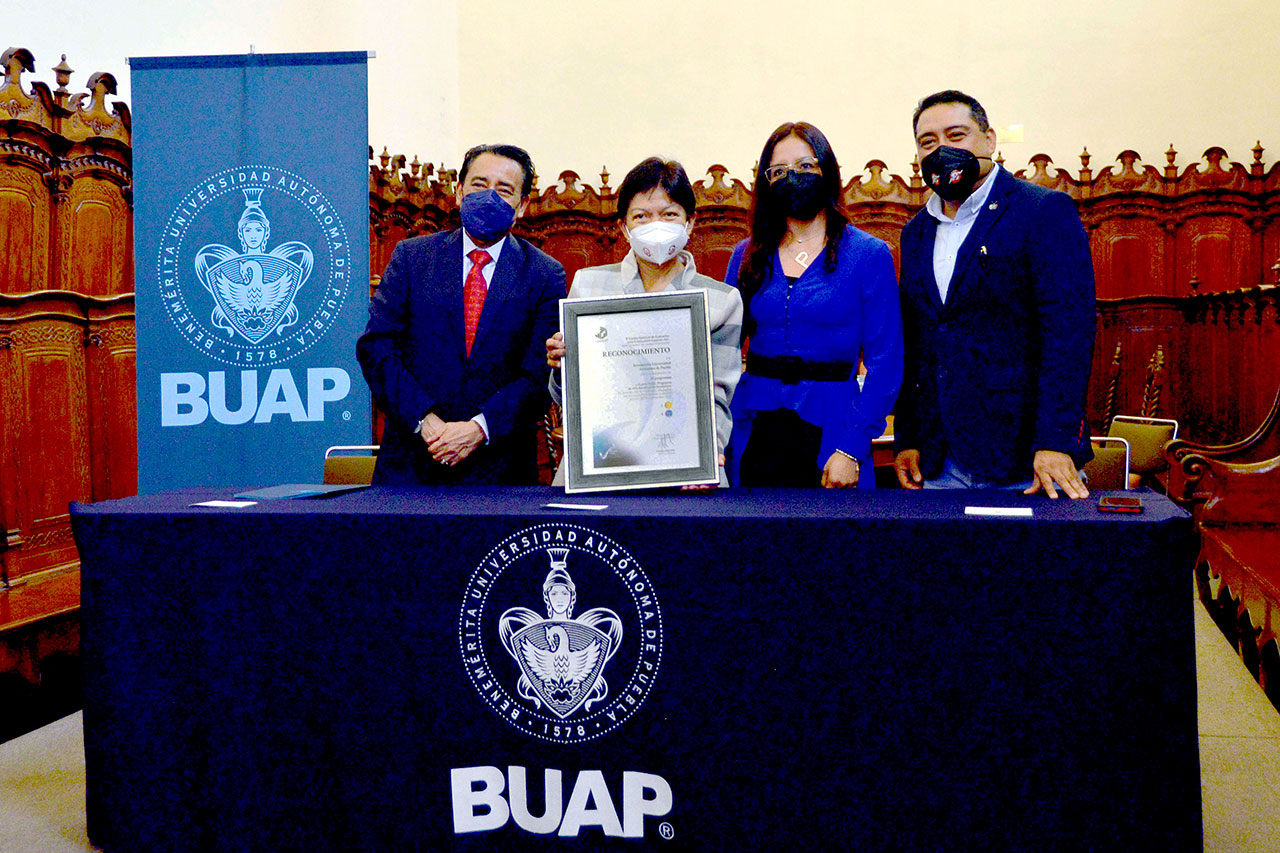 Lilia Cedillo entrega Premio Ceneval al Desempeño de Excelencia-EGEL a ...