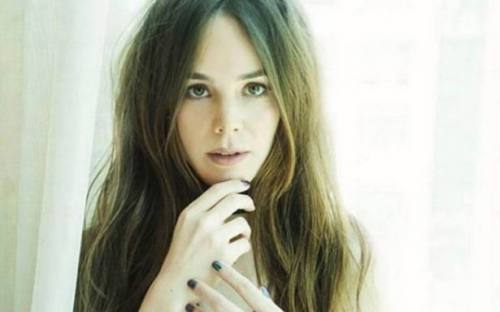 Camila Sodi sorprende con sexy foto en topless - Reto Diario